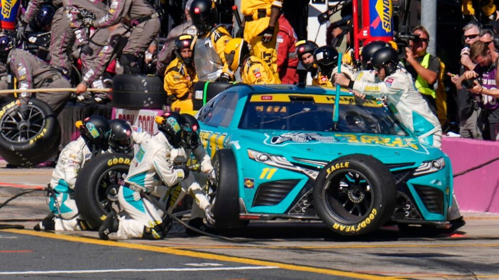 How Much Money Do NASCAR Pit Crew Members Make? - The SportsRush