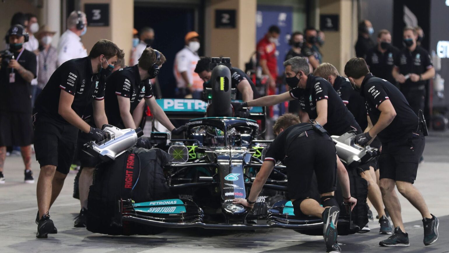 Red Bull Mechanic Reveals the ‘Mind Games’ by Mercedes Pit Crew Amidst ...